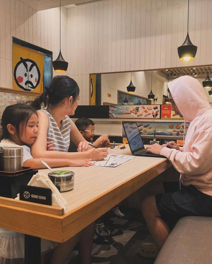 10 Foto Raditya Dika bersama Kedua Anaknya, Alinea & Aksara | Popmama.com