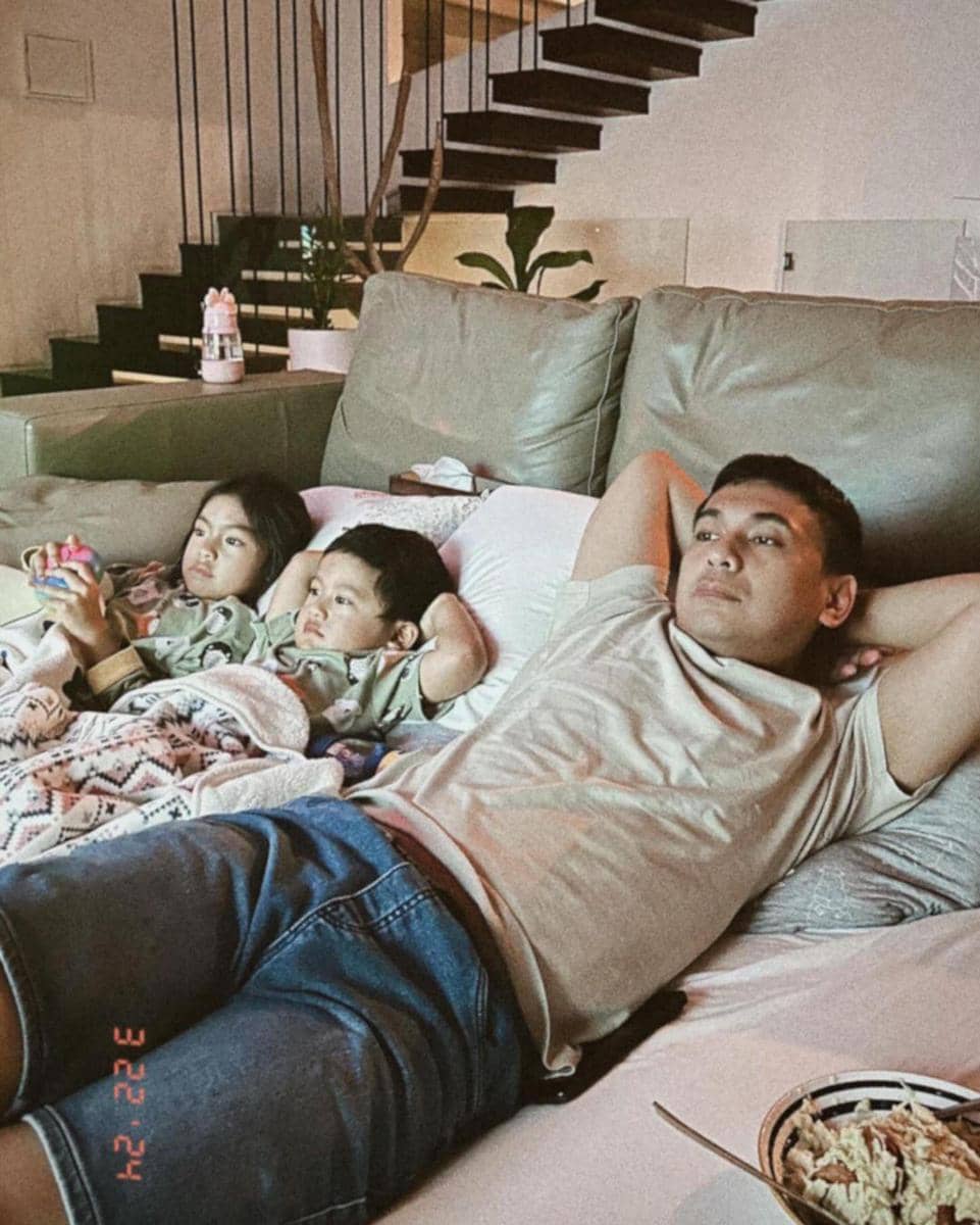 10 Foto Raditya Dika bersama Kedua Anaknya, Alinea & Aksara | Popmama.com