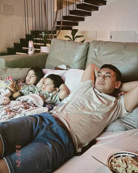 10 Foto Raditya Dika bersama Kedua Anaknya, Alinea & Aksara | Popmama.com