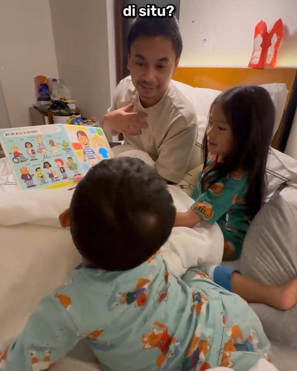 10 Foto Raditya Dika bersama Kedua Anaknya, Alinea & Aksara | Popmama.com