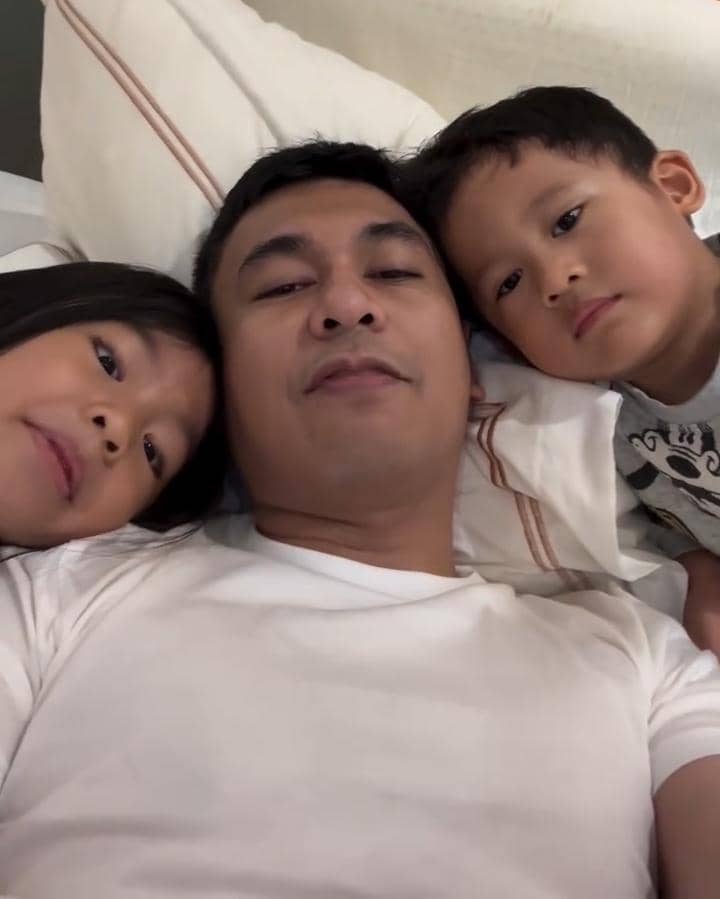 10 Foto Raditya Dika bersama Kedua Anaknya, Alinea & Aksara | Popmama.com