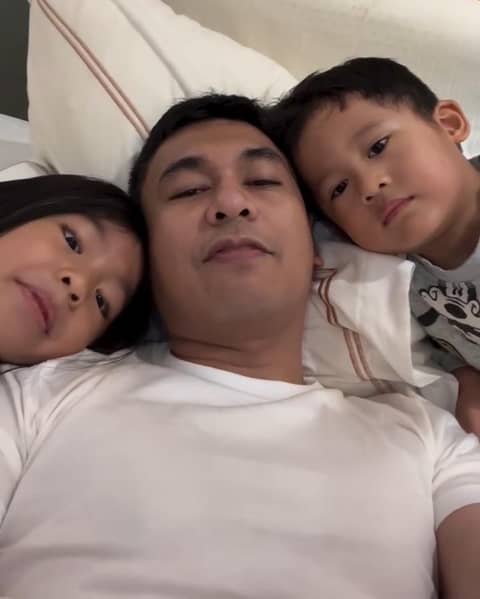 10 Foto Raditya Dika bersama Kedua Anaknya, Alinea & Aksara | Popmama.com