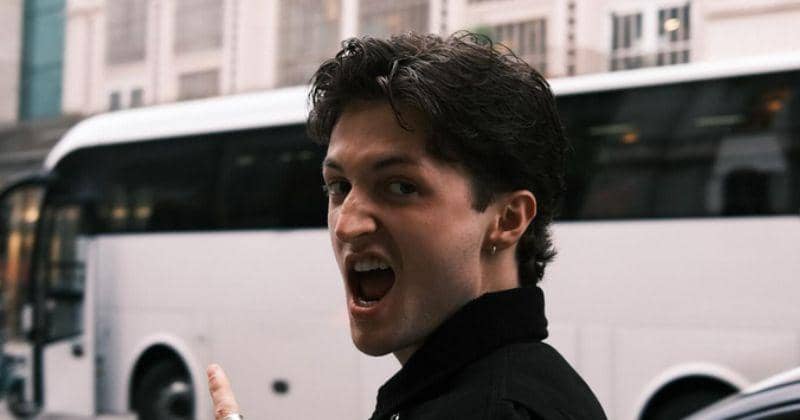 Makna dan Lirik Lagu Henry Moodie - Drunk Text | Popmama.com