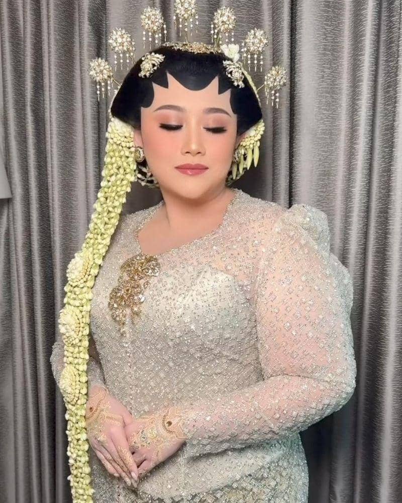 Inspirasi Kebaya Adat Jawa Artis Serba Putih | Popmama.com