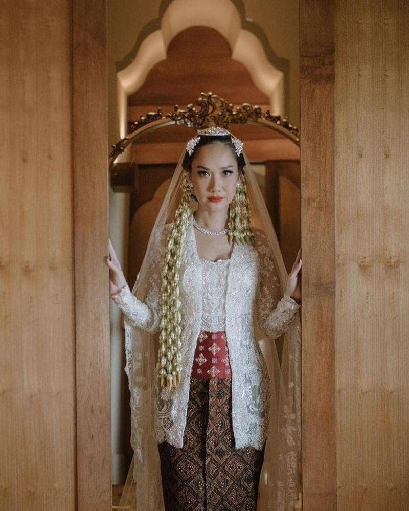 Inspirasi Kebaya Adat Jawa Artis Serba Putih | Popmama.com