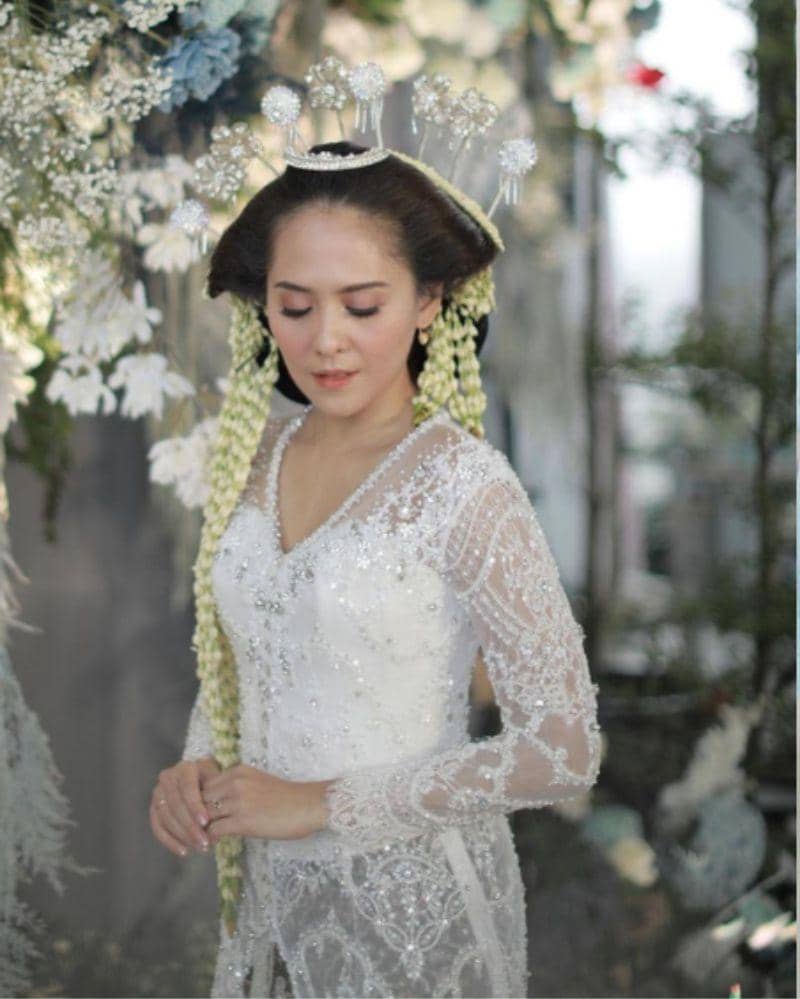 Inspirasi Kebaya Adat Jawa Artis Serba Putih | Popmama.com