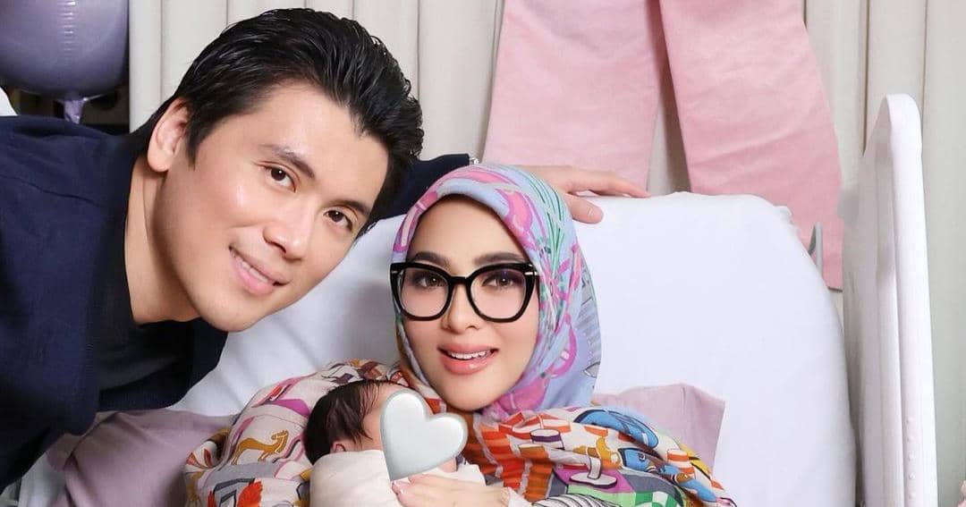 Syarat Menjenguk Baby R Anak Syahrini, Perlu Baju Khusus | Popmama.com