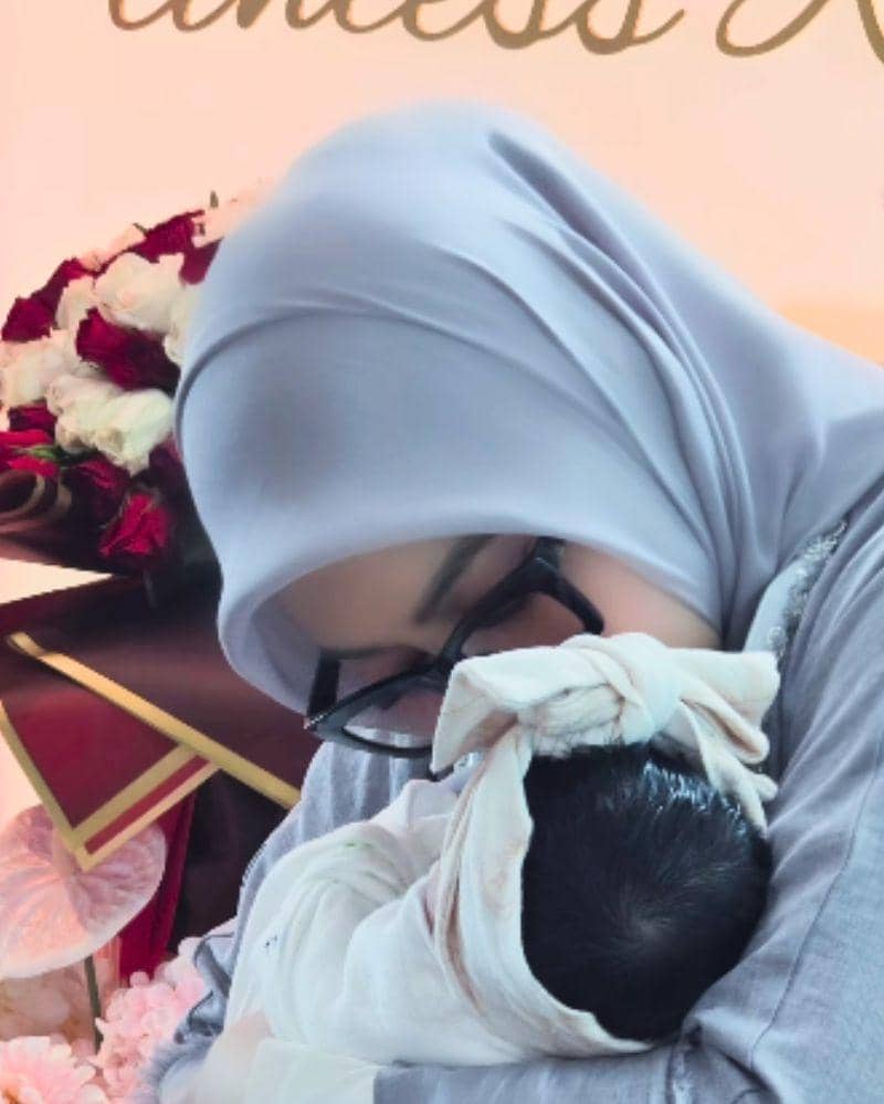 7 Potret Syahrini Momong Baby R, Wajahnya Masih Dirahasiakan | Popmama.com