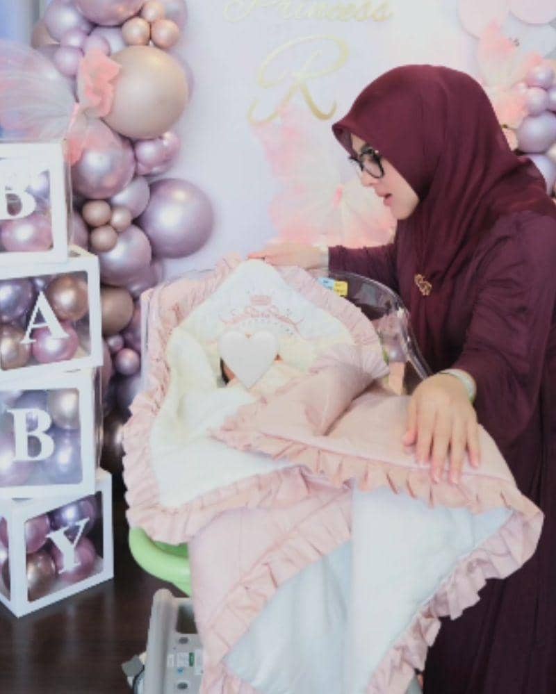 7 Potret Syahrini Momong Baby R, Wajahnya Masih Dirahasiakan | Popmama.com