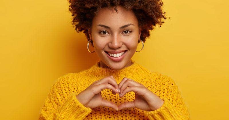 Arti Emoji Love Kuning, Lambang Persahabatan yang Tulus | Popmama.com