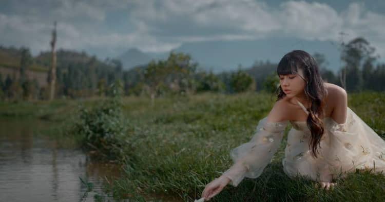 Lirik Lagu 'Setengah Mati' Ghea Indrawari, Perasaan Duka | Popmama.com