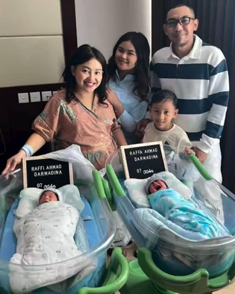 6 Fakta Anak Kembar Mpok Alpa, Bernama Raffi dan Raffa | Popmama.com