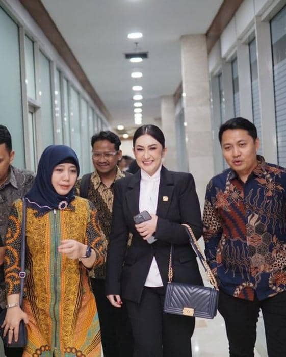 7 Foto Stylish Nafa Urbach saat Bekerja di DPR Komisi IX | Popmama.com