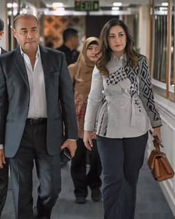 7 Foto Stylish Nafa Urbach saat Bekerja di DPR Komisi IX | Popmama.com