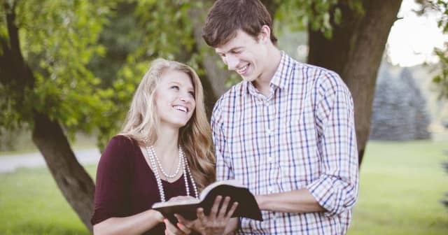 40 Gombalan Ayat Alkitab untuk Laki-Laki, Sangat Romantis | Popmama.com