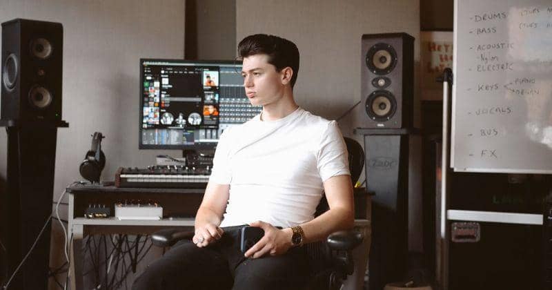 Lirik Lagu 'I Think They Call This Love' Elliot James Reay | Popmama.com