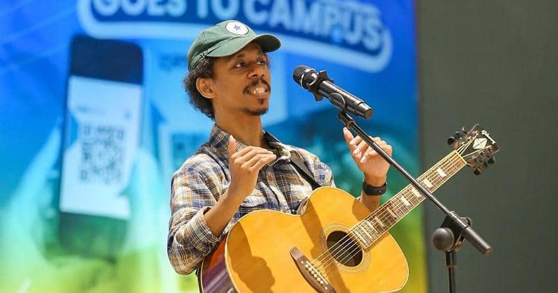 9 Fakta Raim Laode Suami Komang, Awalnya Seorang Komika | Popmama.com
