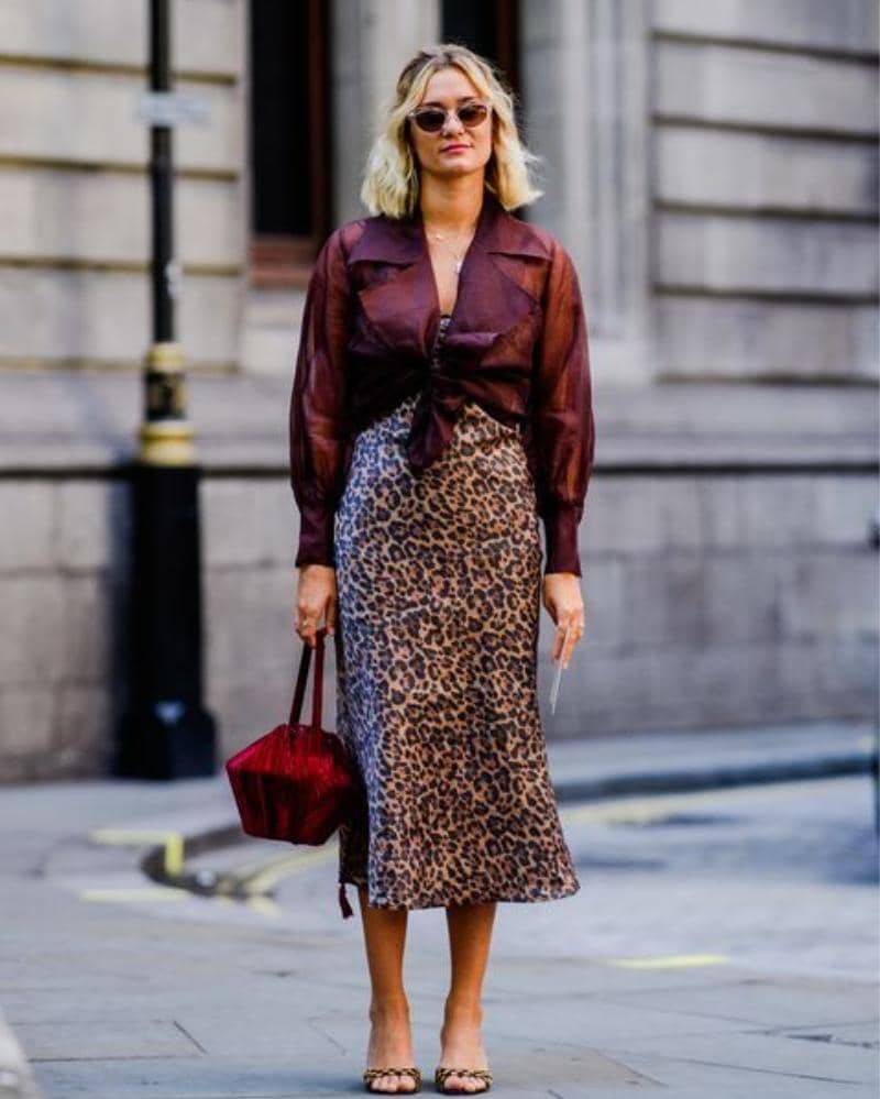 8 Tips Padu Padan Warna Maroon, Sempurna untuk Akhir Tahun | Popmama.com