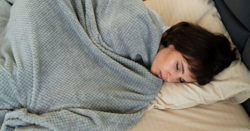 7 Penyebab Menggigil di Malam Hari dan Cara Mengatasinya | Popmama.com