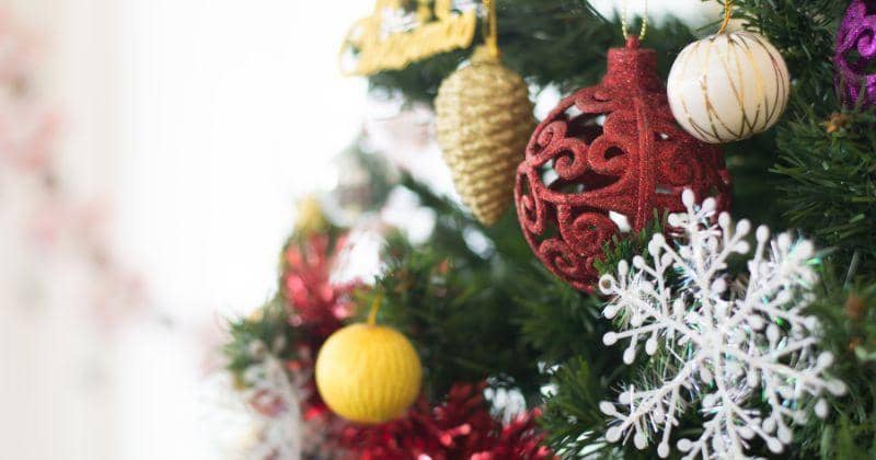 Kenapa Natal Identik dengan Warna Merah dan Hijau? | Popmama.com