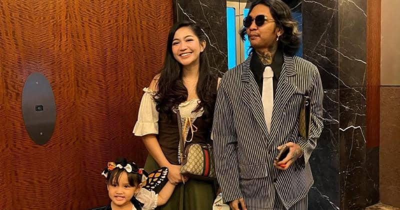 5 Fakta Kisah Cinta Young Lex dan Istri, Mau Punya 5 Anak | Popmama.com