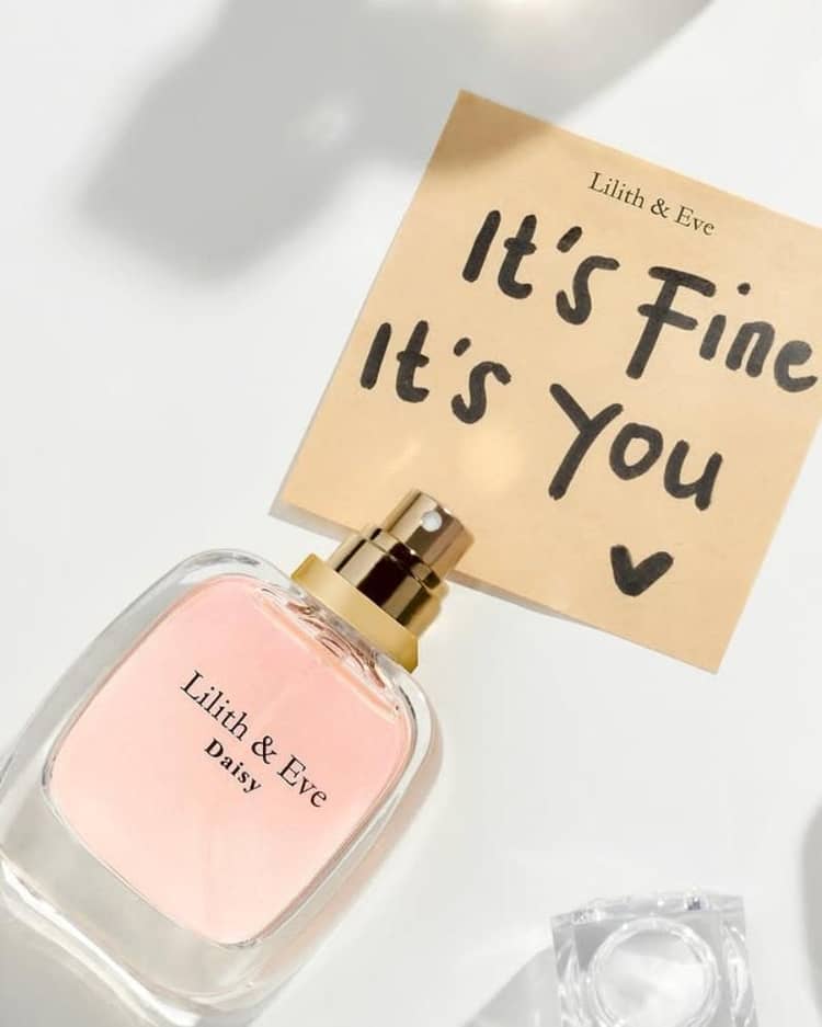 7 Rekomendasi Parfum Wangi Bunga yang Tahan Lama di Oh! Some | Popmama.com