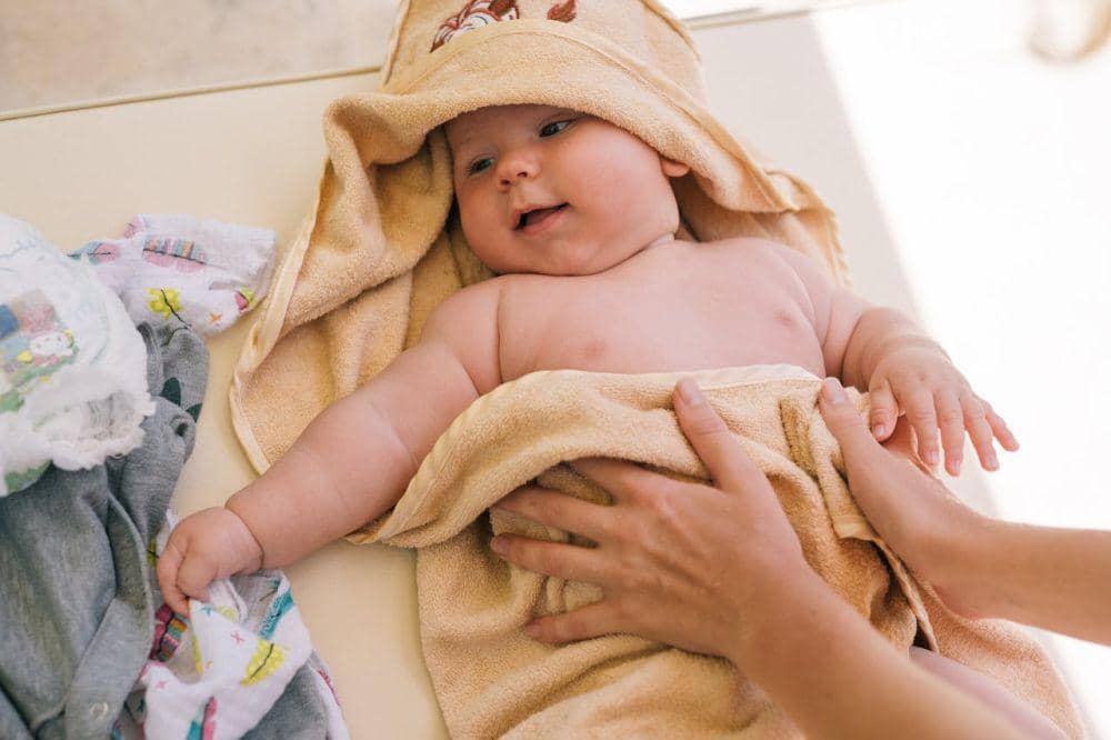 Alami Phimosis, Danish Anak Ketiga Kesha Ratuliu Sunat di Usia 4 Bulan ...