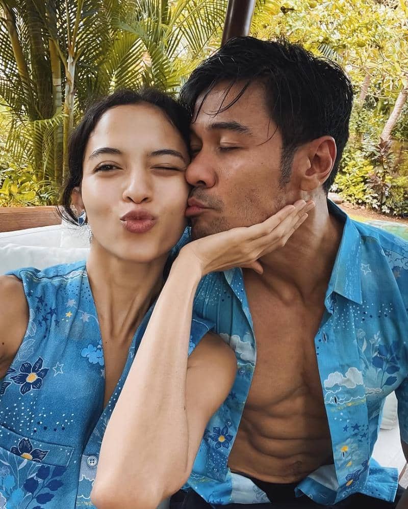 6 Foto Chicco Jerikho Cium Putri Marino, Romantis Banget | Popmama.com