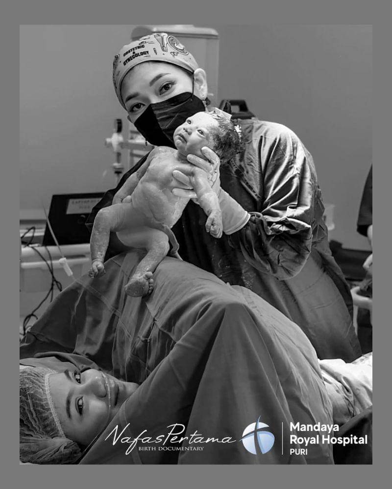 Influencer E-sport Kayes Melahirkan Anak Pertama Laki-Laki | Popmama.com