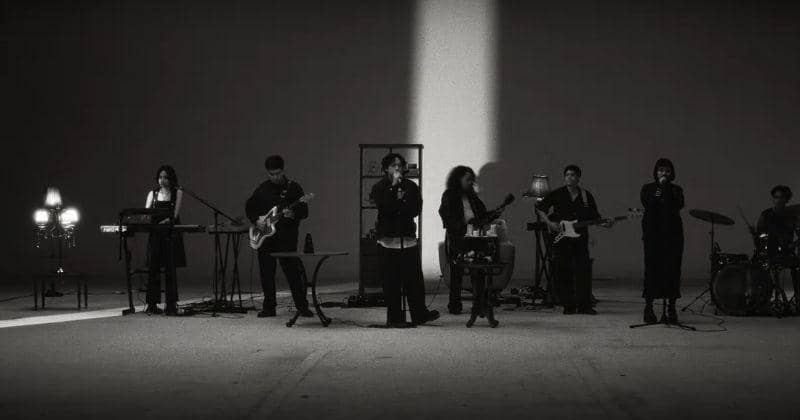Lirik Lagu 'Semua Lagu Cinta Terdengar Sama' Hindia | Popmama.com