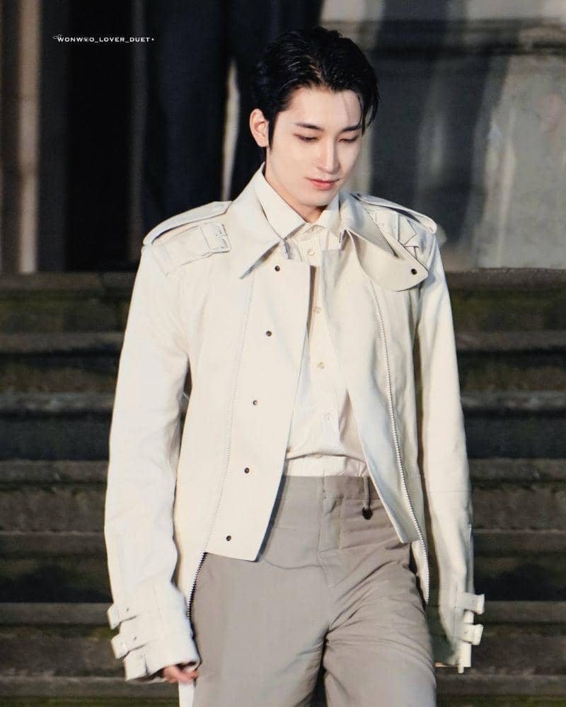 5 Gaya Wonwoo SEVENTEEN Debut di London Fashion Week 2025 | Popmama.com