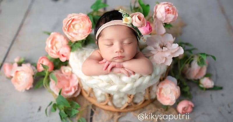 7 Foto Newborn Photoshoot Baby Kayya Anak Kiky Saputri | Popmama.com