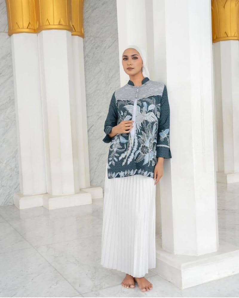 7 Rekomendasi Merek Batik Kekinian, Cocok untuk Lebaran 2025 | Popmama.com