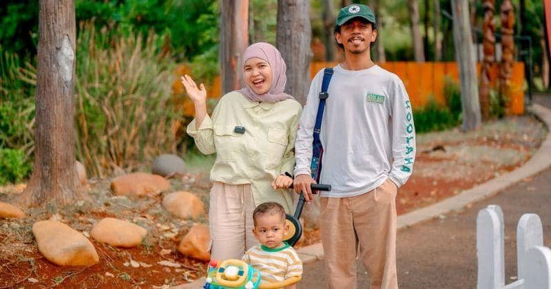 Biodata dan Profil Komang Ade Widiandari, Istri Raim Laode | Popmama.com