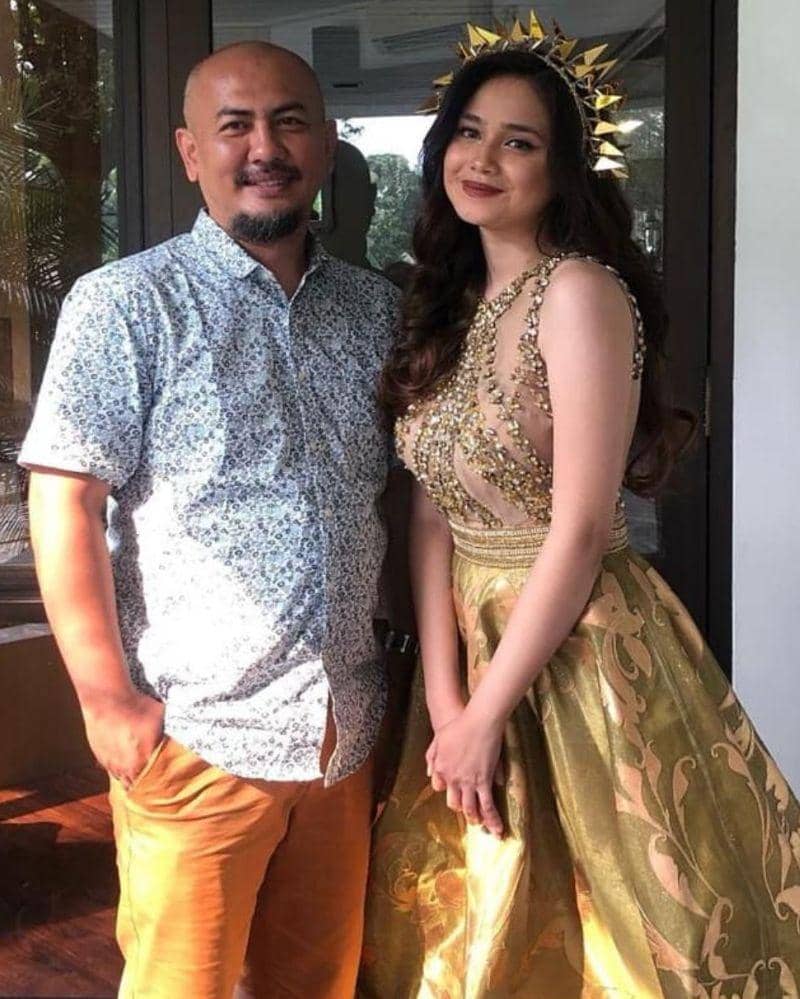 7 Foto Kedekatan Syifa Hadju dan Papa Sambungnya, Harmonis | Popmama.com
