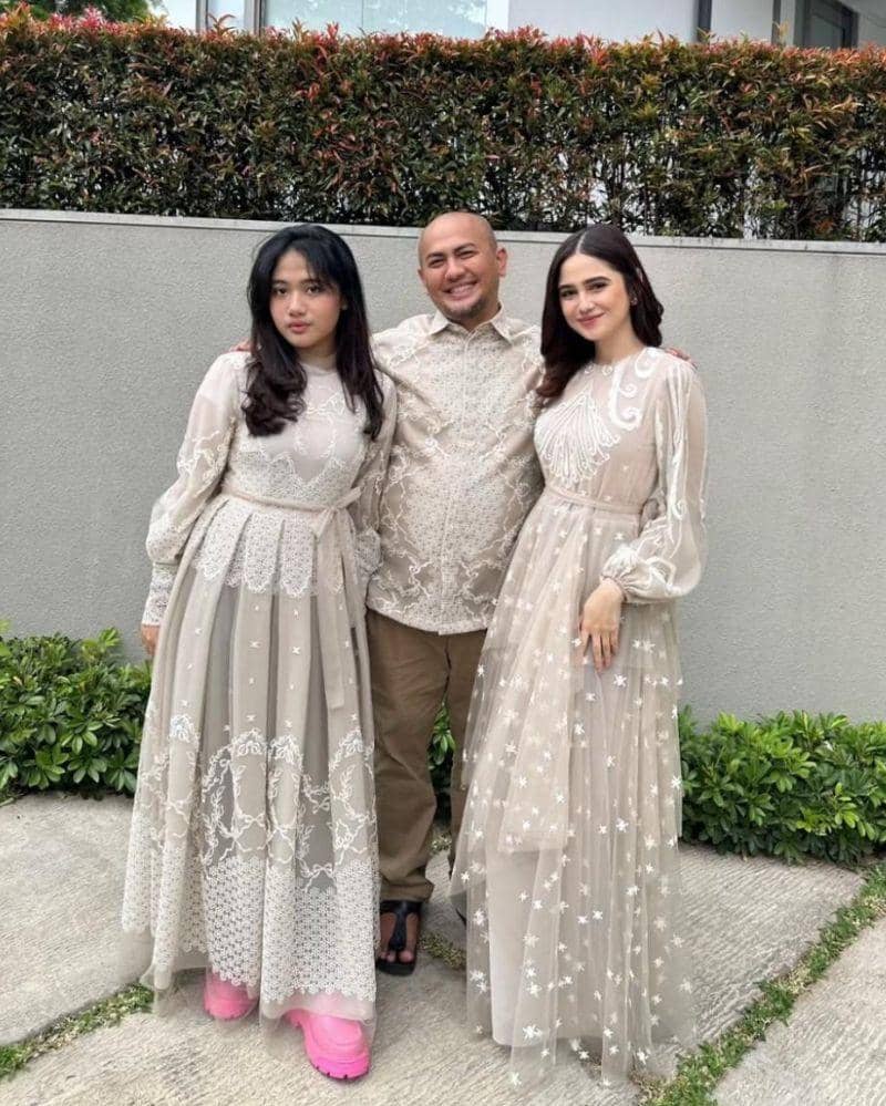 7 Foto Kedekatan Syifa Hadju dan Papa Sambungnya, Harmonis | Popmama.com