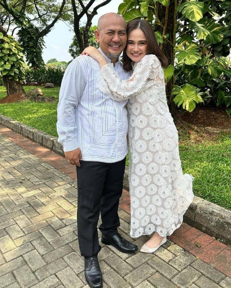 7 Foto Kedekatan Syifa Hadju dan Papa Sambungnya, Harmonis | Popmama.com
