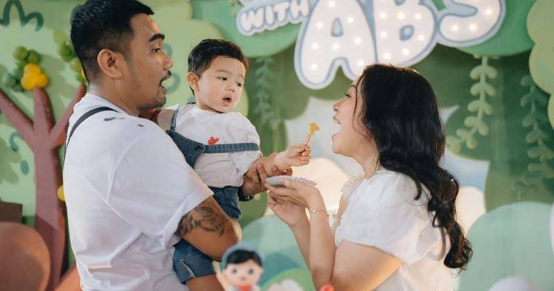 6 Fakta Orangtua Abe Cekut, Papanya CEO PT Indo Jaya Translog | Popmama.com