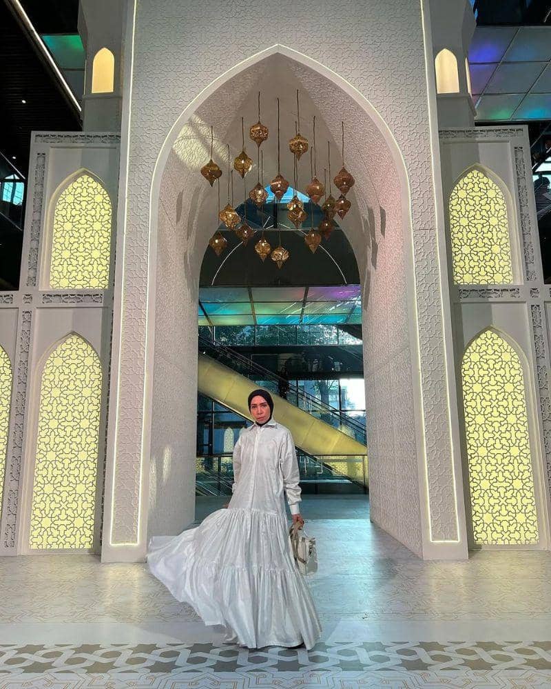 7 Potret Terbaru Melly Goeslaw Terlihat Semakin Langsing | Popmama.com