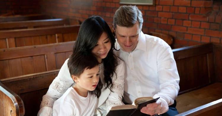 Tema Paskah 2025: Damai Sejahtera Kristus di Tengah Keluarga | Popmama.com