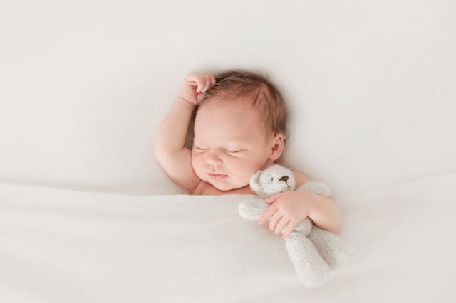 Pose Newborn Photoshoot yang Bisa Jadi Inspirasi untuk si Kecil ...
