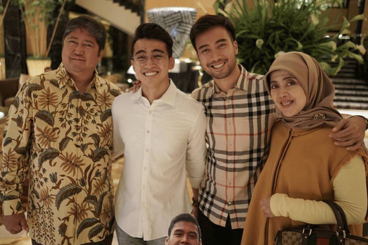 5 Fakta Keluarga Vadie Akbar, Adik Vidi Aldiano | Popmama.com