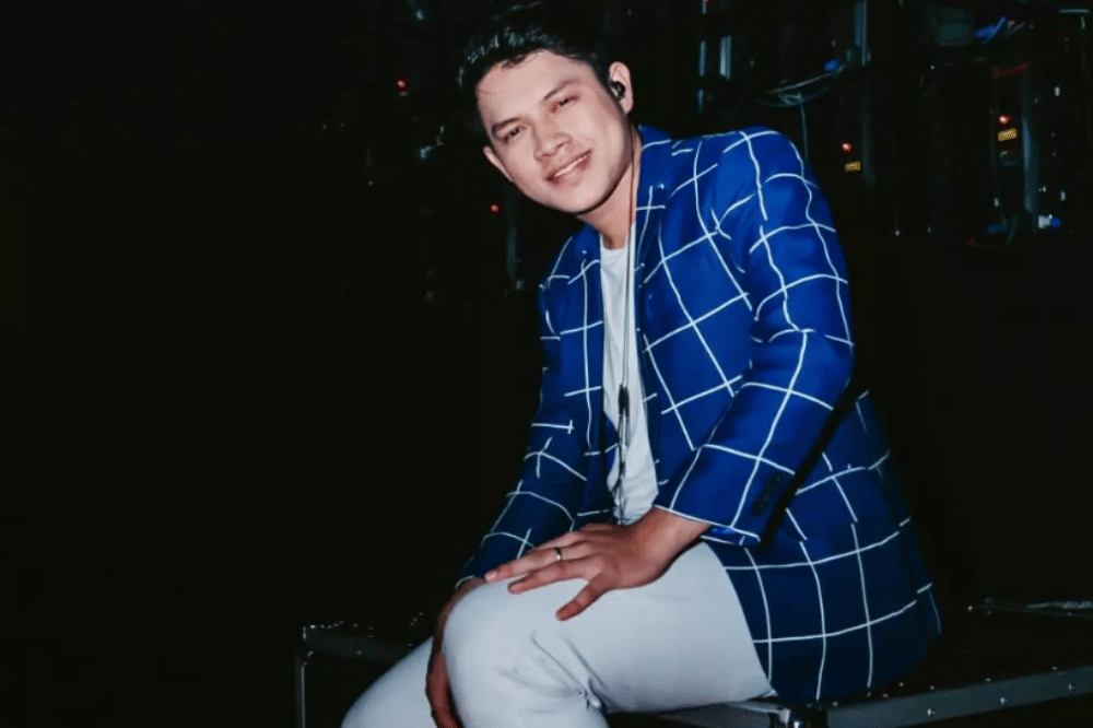 Makna dan Lirik Lagu 'Tak Ada yang Sepertimu' Rony Parulian | Popmama.com