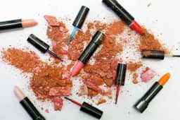 10 Rekomendasi Lipstik yang Waterproof, Dijamin Tahan Seharian ...