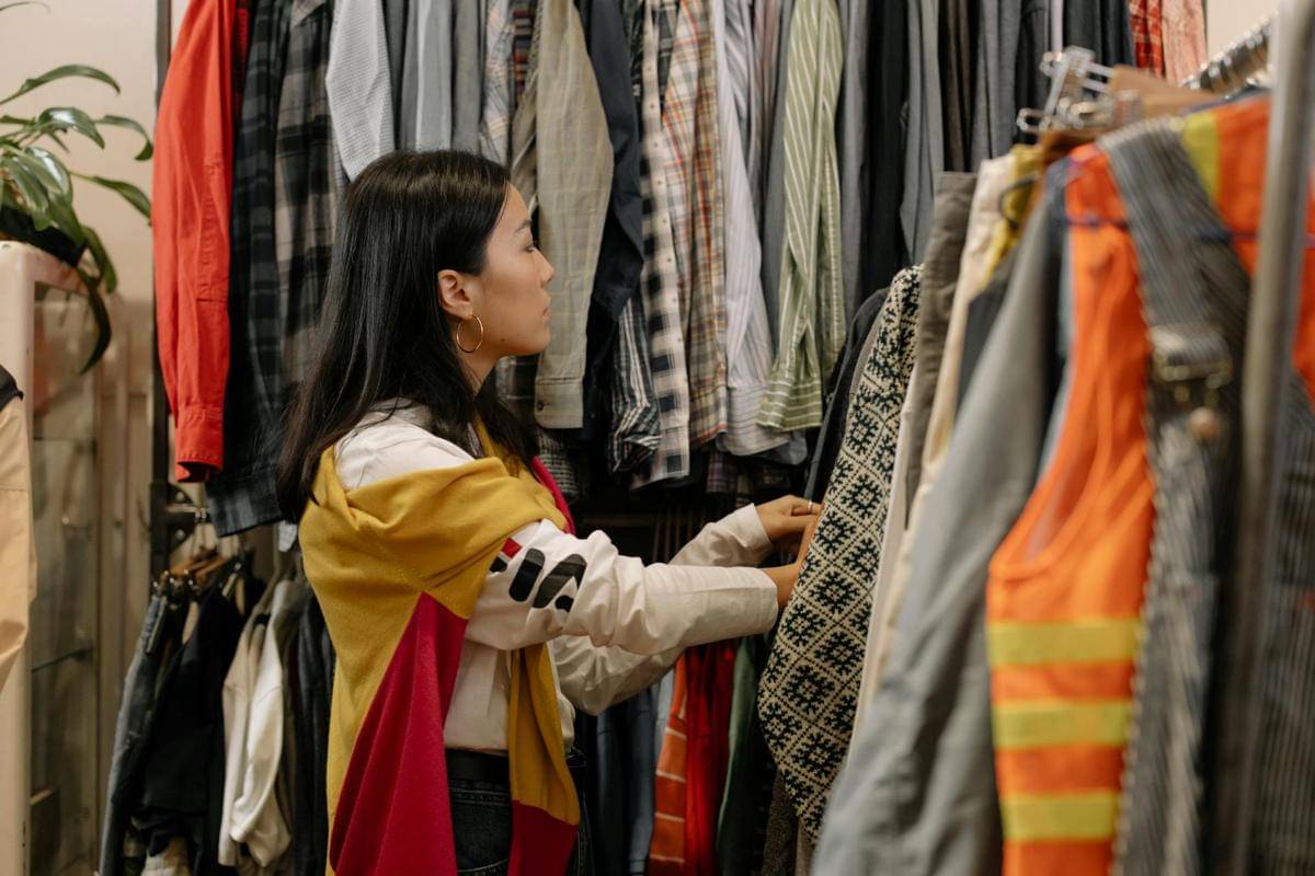 Perbedaan Preloved dan Thrift, Jangan Sampai Salah Paham! | Popmama.com
