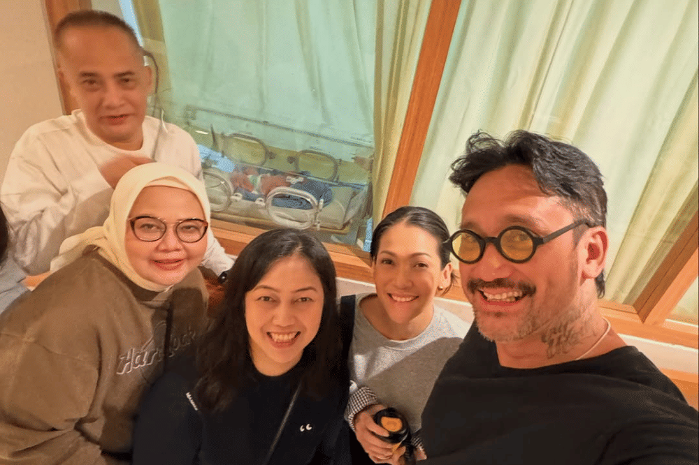 Baby Noa Jadi Cucu dan Cicit Pertama di Keluarga Tora Sudiro | Popmama.com