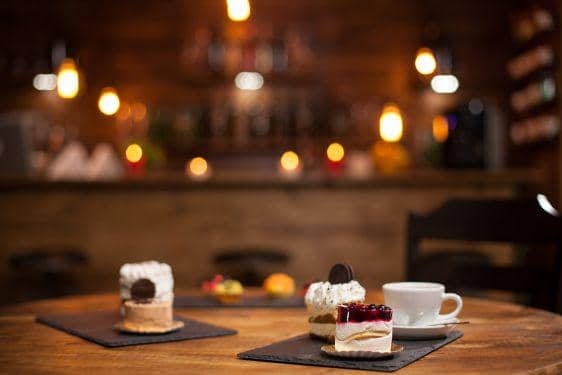 8 Cafe 24 Jam Surabaya Terdekat, Spot Nongkrong Seru Semalaman ...