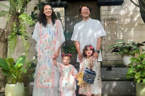 5 Fakta Keluarga Dimas Anggara, Direstui Menikah Beda Agama | Popmama.com