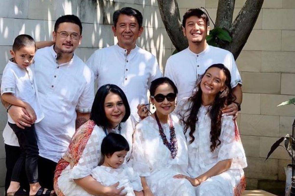 5 Fakta Keluarga Dimas Anggara, Direstui Menikah Beda Agama | Popmama.com