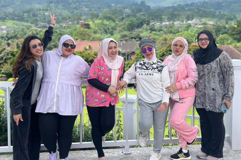 7 Fakta Keluarga Elvy Sukaesih, Mama Tunggal 6 Anak yang Tangguh! | Popmama.com